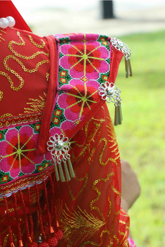 Khaub Ncaws Hmoob – Hmong New Fashion – HMONG WORLD